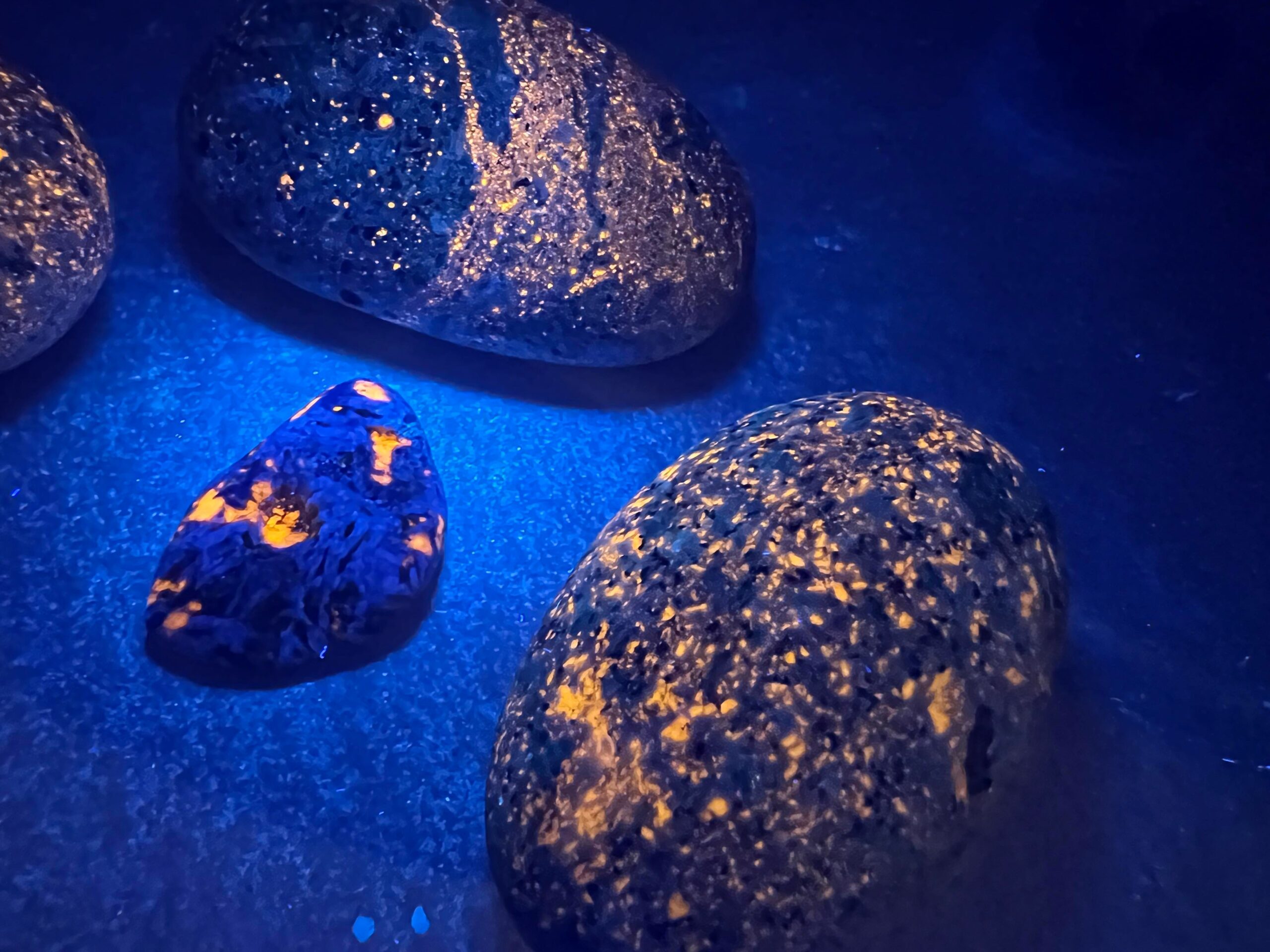 Sisyphos Rocks - Fluorescent Mineral Database
